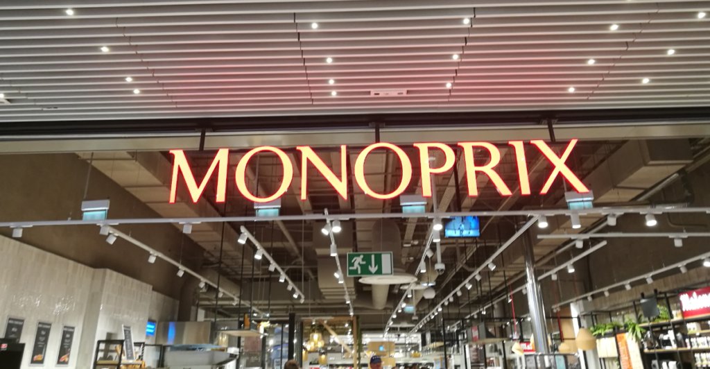 Superindkøb og sandstrand i Saint-Laurent-du-Var | Ferielejlighed i Nice